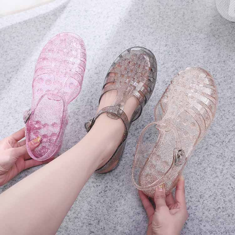 履いた瞬間ふわっとやわらか、今季トレンドファション、可愛すぎず大人っぽい印象に今年もグルカサンダル。メッシュ素材にはエレガントな雰囲気に。足元を涼しくお洒落に見せてくれるローヒールで軽量なので歩きやすく疲れにくい履き心地。ラメ入り、透かし編...
