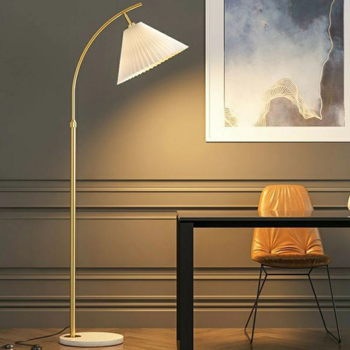 商 品 詳 細 ブランド VeroMan セット内容 テーブルランプ 1点 素材 鉄・布・大理石 サイズ 縦55cm 横55cm 高さ165cm ライトカバー幅36cm 高さ20cm カラー ・ゴールド 特徴 布製のプリーツシェードと大理石...