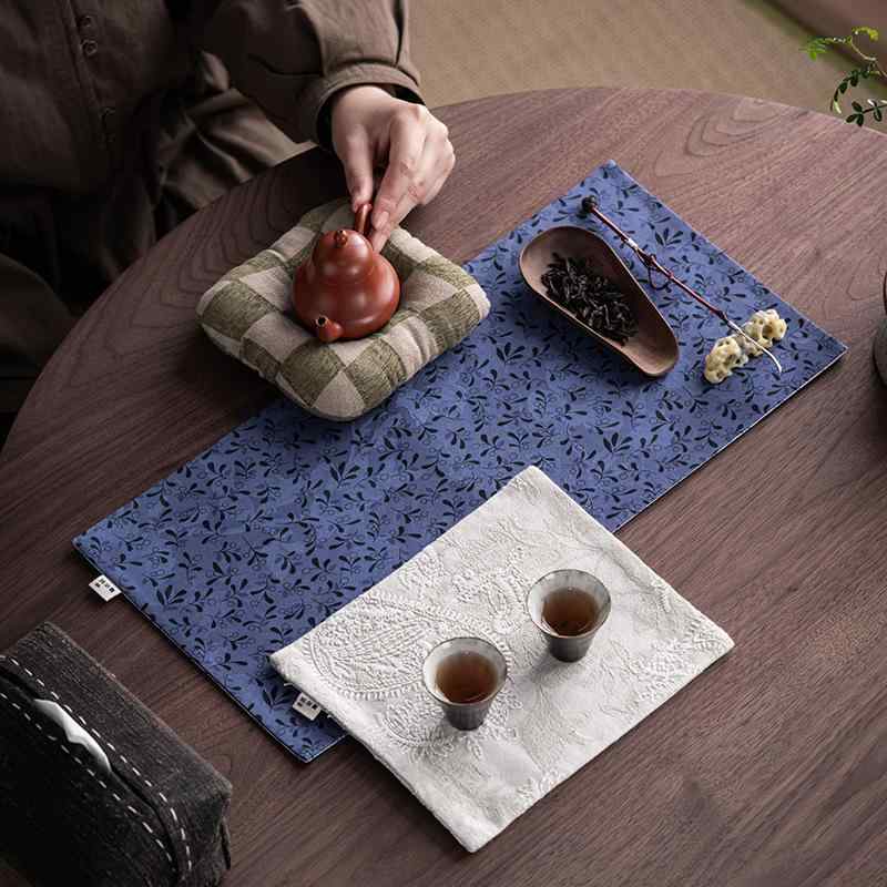 ・カテゴリ: 茶器セット・素材: セラミック・表面工芸: 青花・スタイル: 軽奢レトロ風・カラー展開: 纏枝蓮・適用人数: 4人・適用シーン: 家庭用・機能: ポータブル、耐熱