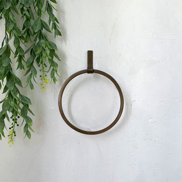 無駄な装飾を一切省いたシンプルデザイン スタイリッシュなゴールドアイアンでサニタリーを引き締める サイズ W15cm×H21cmxD5cm リング直径：約15cm ビス穴：2ヵ所 重さ：120g (ハンドメイドの為、個々によってサイズは前後...