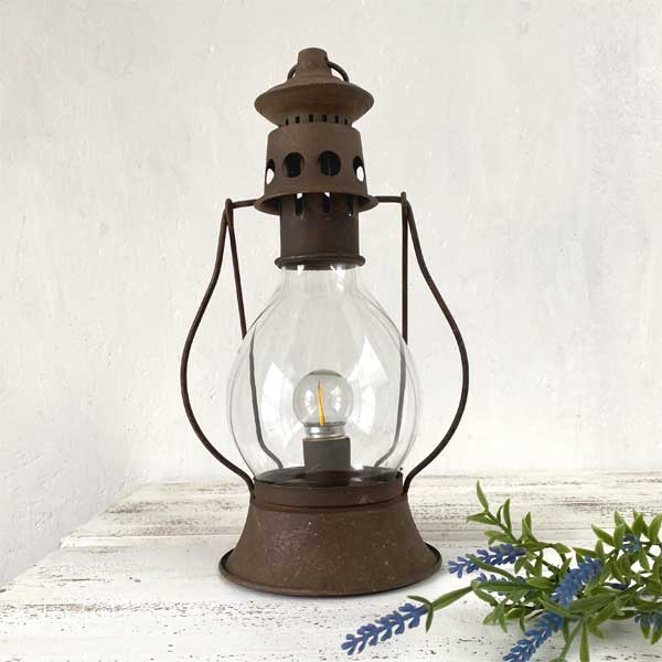 ヴィンテージ感が漂うランタン サイズ H約43cm×w約19cm（持ち手を含む） 重さ:約600g E26口電球対応（付属あり） 材質 ガラス アイアン 色 ブラウン 商品説明 優しい暖色系のおしゃれなLEDライト サビ加工が施してあり、ヴ...