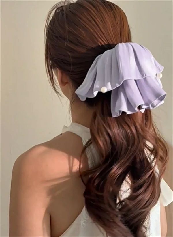 商品情報 商品詳細 仕様　クリップ 　 （商品のコメント） POINT1 紫色のフリルとパールが魅力的なこのヘアクリップは、フォーマルからカジュアルまで幅広く活躍します。 POINT2 お嬢様や姫系スタイルにぴったりで、上品でエレガントな雰...