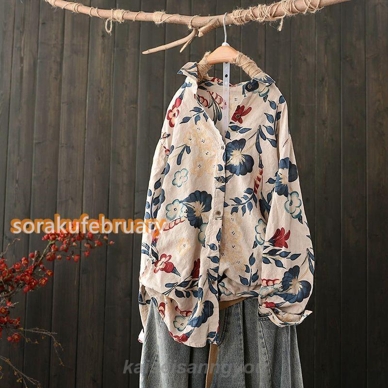 アジアンテイストが華やかな大花柄のシャツブラウスです。ワイドで大きめシルエットが自然に体型をカバーしてくれます。モノトーンベースで大人かわいいスタイリッシュな一着です。【カラー】アプリコット、ブルー【サイズ（cm）】L：バスト112　肩幅4...