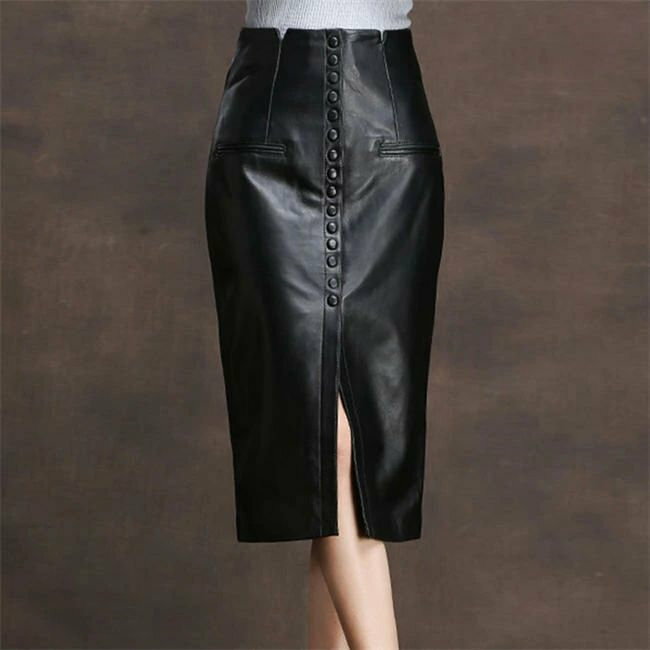 シックな印象のレザースカートをご紹介致します。ボディラインにぴったり合うフィット感で、スリムなシルエットを演出致します。裾のフロント部分にひらきディテールが入っており、ほのかにセクシーなデザインです。動きやすく、適度なミディ丈で気軽に着るこ...
