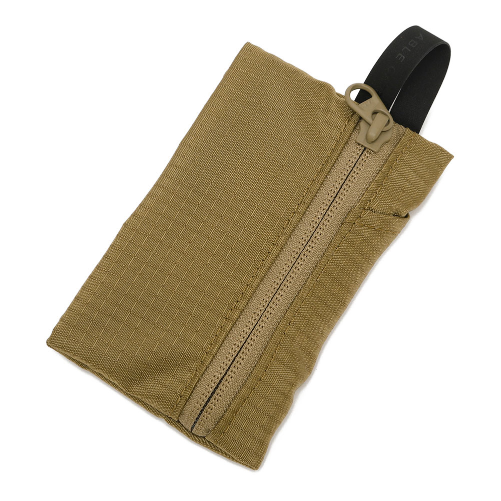 ABLE CARRY エイブルキャリー Joey Pouch（Cordura Ripstop） Description カンガルーの赤ちゃんを意味する言葉にちなんで名づけられた ミニウォレット。小銭はもちろんカードや鍵、その他の小物をまとめ...