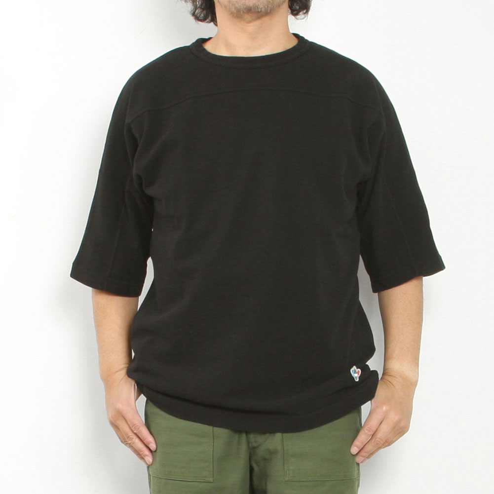 ARVOR MAREE アルヴォマレー PIQUE FB TEE PQ-FBT Description サイズ2でも少しゆとりあるサイジングのピケ素材を使用したフットボールT。一枚でも様になり、幅広いコーディネートを楽しめます。 Mater...