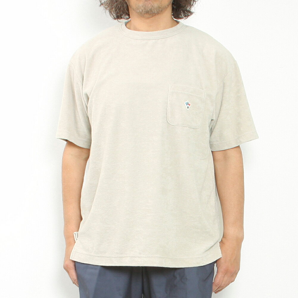 ARVOR MAREE アルヴォマレー PILE POCKET TEE Description 身幅に少しゆとりを持たせたリラックスフィットのパイルポケットT。吸水速乾に優れた生地を使用しているので、肌離れも良くストレスフリーでお使い頂けま...