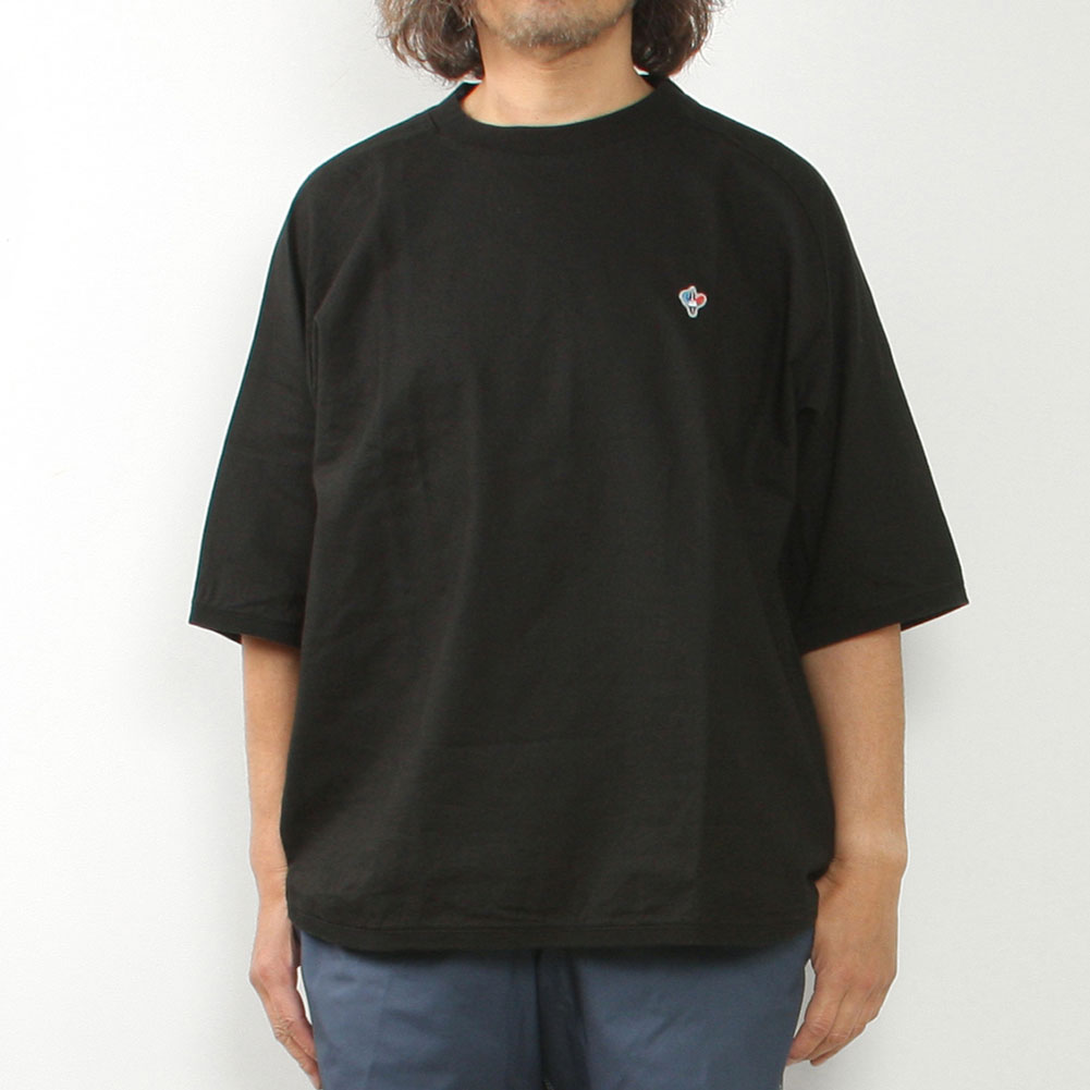 ARVOR MAREE アルヴォマレー FUHAKU TEE Cotton Linen FHK-T Description コットンリネンのサラリとした肌触りが特徴。そしてTシャツ以上シャツ未満のリラックスフィットのハーフスリーブになります...