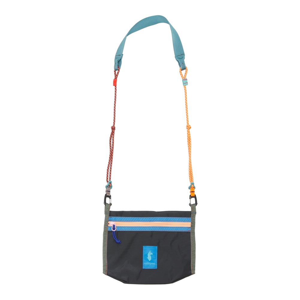 COTOPAXI コトパクシ LISTA 2L Deldia Description Listaは必需品をすべて収納するのに十分なサイズでありながら、どこにでも持ち運べる合理的なバッグです。アウトドアテイストのカラビナフック、ジッパー開閉式...