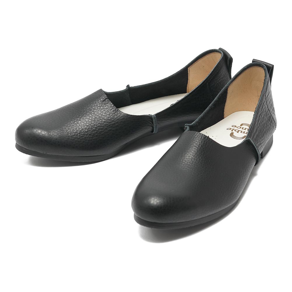 ramble dance ランブルダンス スリッポンシューズ 352-61373 Description ナチュラル感のあるくったりと柔らかいシュリンクレザーを使ったシンプルなシューズ。 ラウンドトゥと深めの甲と踵で優しく足を包み込み、安心...