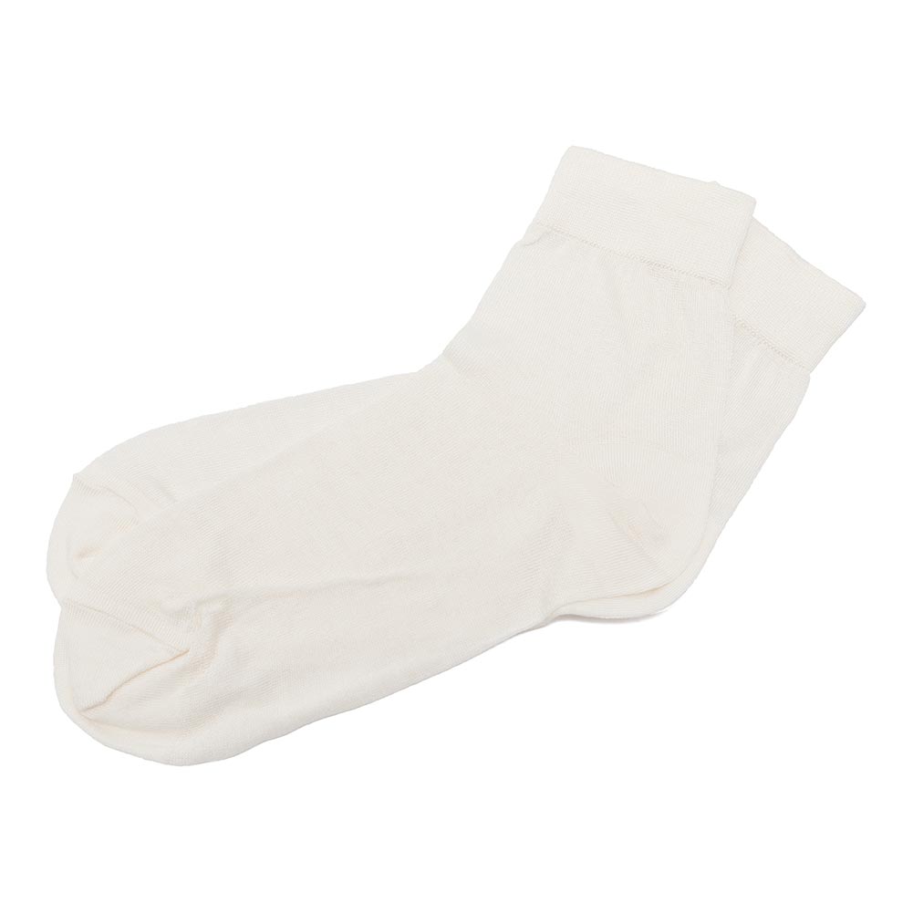 R&D.M.Co- アールアンドディーエムコー SILK SOCKS NO.1689 Description 薄手なのでパンプスやバレエシューズなどにも合わせやすい質感のソックスは、シルク素材で吸湿性・放湿性に優れてムレや乾燥を防ぎさらっと...