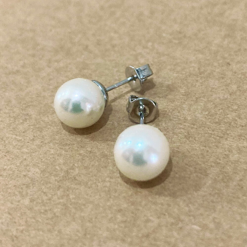 サイズ（約）金具1.0cm パール0.8cm素材樹脂（パール）、ステンレス（ポスト）、真鍮（キャッチ）特徴数色の異なったカラーを厚く上塗りした、天然真珠に近い自然な輝きと柔らかく深みのある風合いが魅力です。 ホワイトより若干黄味がかったアイ...