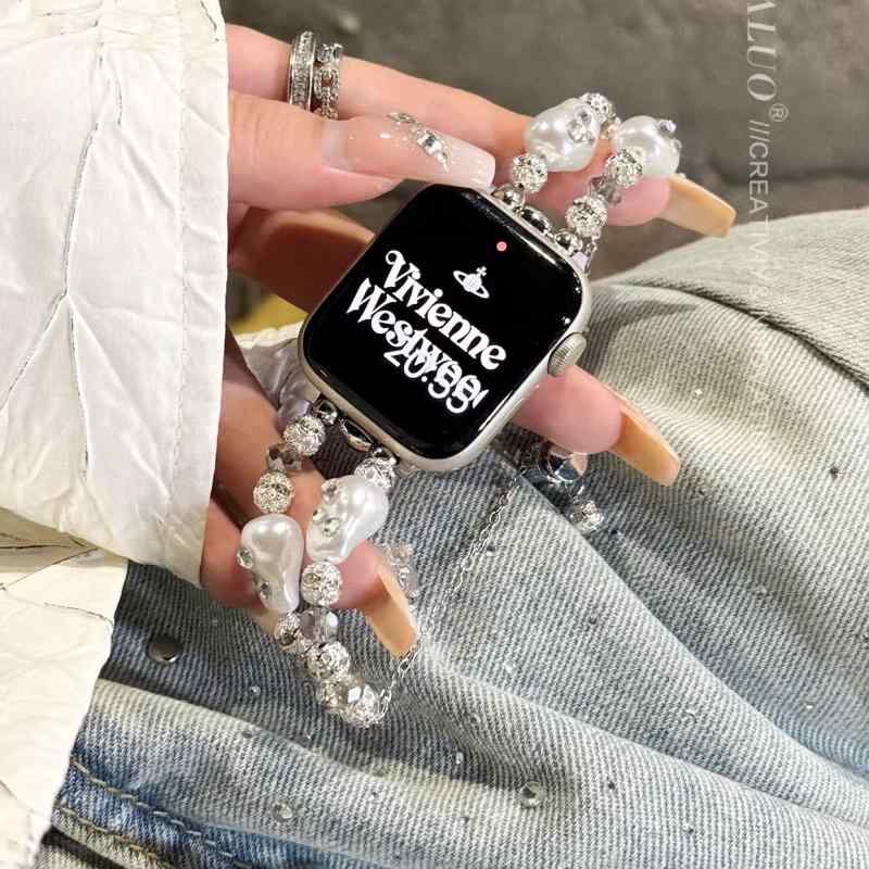 ビーズが可愛いアップルウォッチバンド。 夏にピッタリなデザイン◎ バンド単品とケース付きの2タイプからお選びいただけます。 【カラー】 シルバーパール/スター 【対応機種】 40mm/41mm/42mm/45mm/46mm/49mm ※対応...