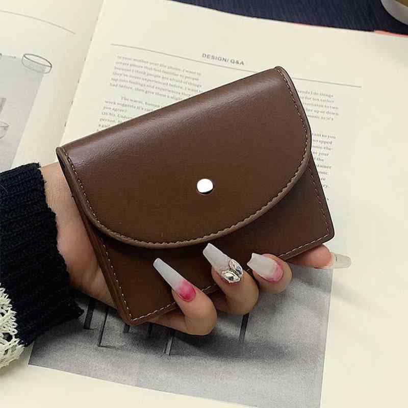 コンパクトなカードケース。 ポケットが3つ付いています。 カバンに入るサイズなので持ち運びも楽々◎ 【カラー】 ブラック/ライトブラウン/ブラウン/ライトブルー/ピンク/バーガンディ 【サイズ】 高さ8.6cm×横10.8cm×厚み1.5c...