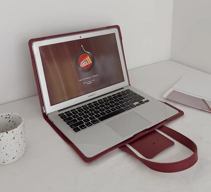 シンプルなデザインのPCカバー。 フェイクレザーで高級感があり、留め具のデザインもおしゃれ◎ 持ち手付き、持ち手なしの2タイプからお選びいただけます。 【カラー】 オリーブグリーン/ピンク/ミルクティー/バーガンディ/ライトブルー/ピュアブ...