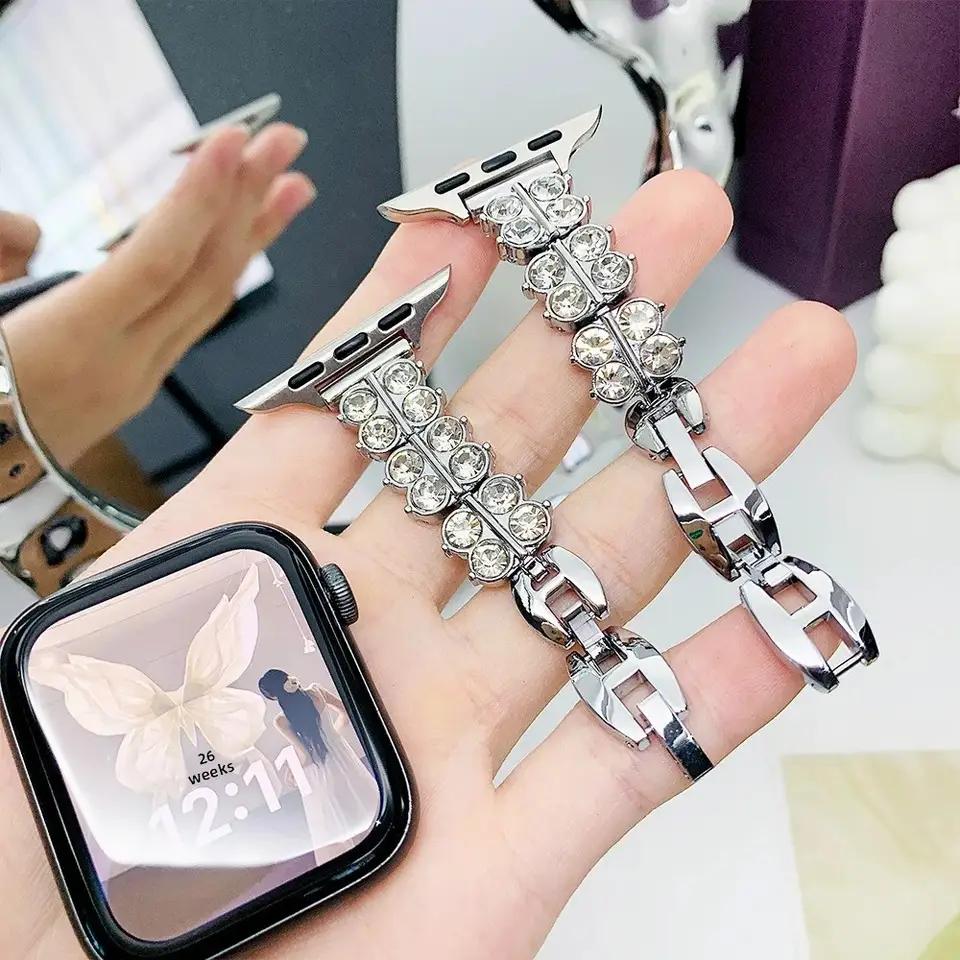 【商品情報】 キラキラのビジューが付いたアップルウォッチバンド。 高級感があり可愛いデザイン。 【カラー】 ゴールド/シルバー/ピンクゴールド/ブラック/マットシルバー 【対応サイズ】 ●38MM【1/2/3代】 ●40MM【4/5/6/S...