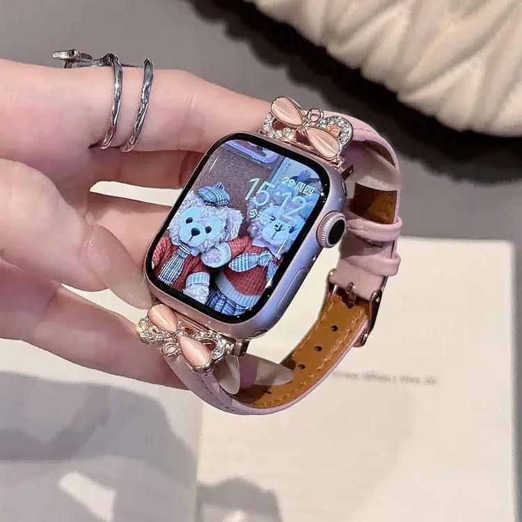 【商品情報】 蝶のビジューが可愛いアップルウォッチバンド。 フェイクレザーで高級感のあるデザインです。 【カラー】 ライトブルー/ピンク/ブルー/ブラック/ベージュ 【対応サイズ】 ●38/40/41/42(S10)mm ●42/44/45...