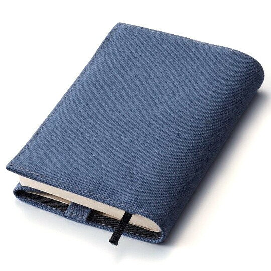 商品名帆布 ブックカバー 文庫判 ブルーグレー しおり紐付 厚さ調節可/1〜3cm シンプル 日本製 読書 手帳 ガルフストリーム説明100% Made in Japan♪国産帆布を使用した「ブックカバー」です。使い込むほどに手に馴染む、厚...