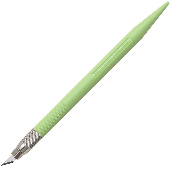商品名デザインカッター グリーン 替刃付 軽量説明軽量で使いやすい「デザインカッター」です。消しゴムはんこ、アートワークや切り絵など繊細な切り抜きや、フィルムやカッティング用シートの切り抜きに適しています。2種類角度の違うの刃(45°・30...