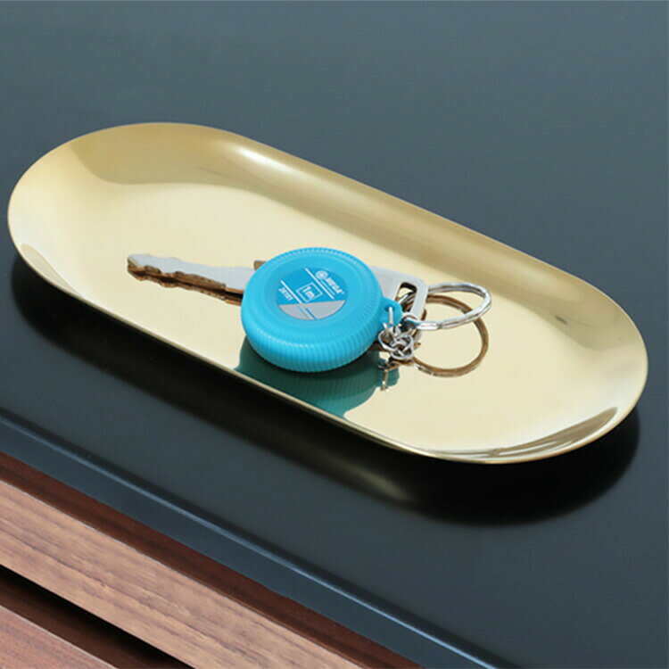 DETAILS 小さくかわいいメジャーです。 長さ1mであり、キーホルダータイプになっているので鍵などとまとめてつけておくと必要な時に便利です。 キーチェーンのアクセントとしてもいいアイテムです。 商品サイズ メジャー：直径35×厚み13（...