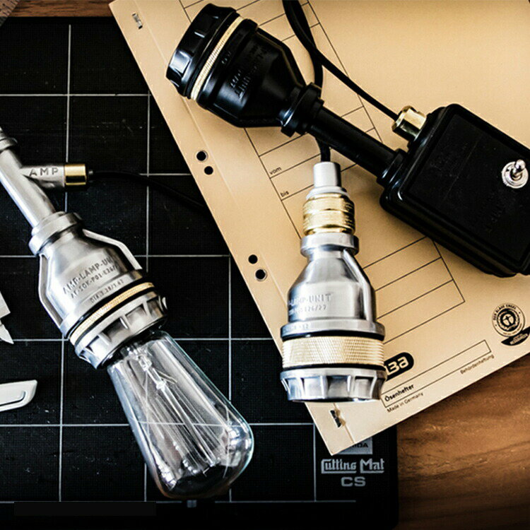 DETAILS AMPERSANDの原点となる、アルミニウム合金のダイキャストで作られたソケットユニット。 パーツの形状や質感をこだわり抜いてつくられたシンプルなソケットながら無骨で存在感のある照明です。 またオリジナル設計されたシーリング...