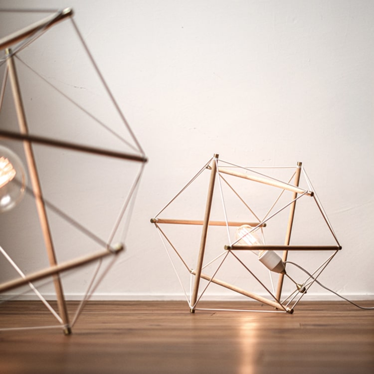 DETAILS 張力バランスを利用し浮いたような視覚効果を生む印象的な構造美 TENSEGRITY（テンセグリティ）とは TENSION（張力）と INTEGRITY（統合）からなる造語です。 Kenneth Snelson によって生み出...