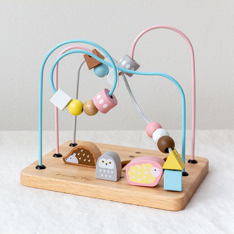 DETAILS 出産祝いにぴったりのベビーカラーシリーズのMilky Toy（ミルキートイ） やさしい色合いで、ギフトにもインテリア雑貨にも映える木製玩具です。 丸・三角・四角・台形など、さまざまな形をしたビーズと動物たちを動かしてごっこ遊...