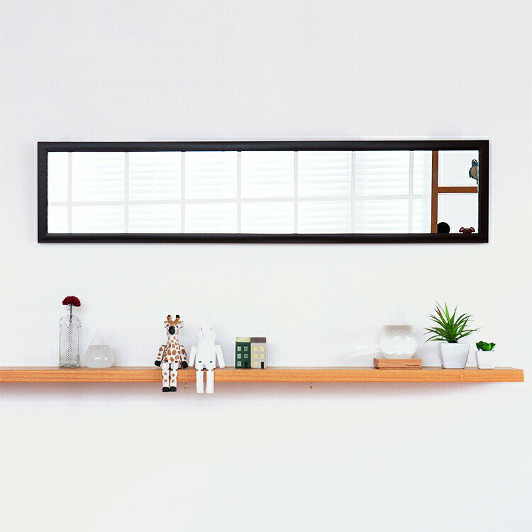 DETAILS 軽量コンパクトな壁掛けミラー。縦向き、横向きどちらにも掛けることができます。 シンプルなデザインの薄型フレームなので、どんなお部屋にも馴染んでくれます。 鏡には飛散防止加工が施されているので割れても安心なので子供部屋にも最適...