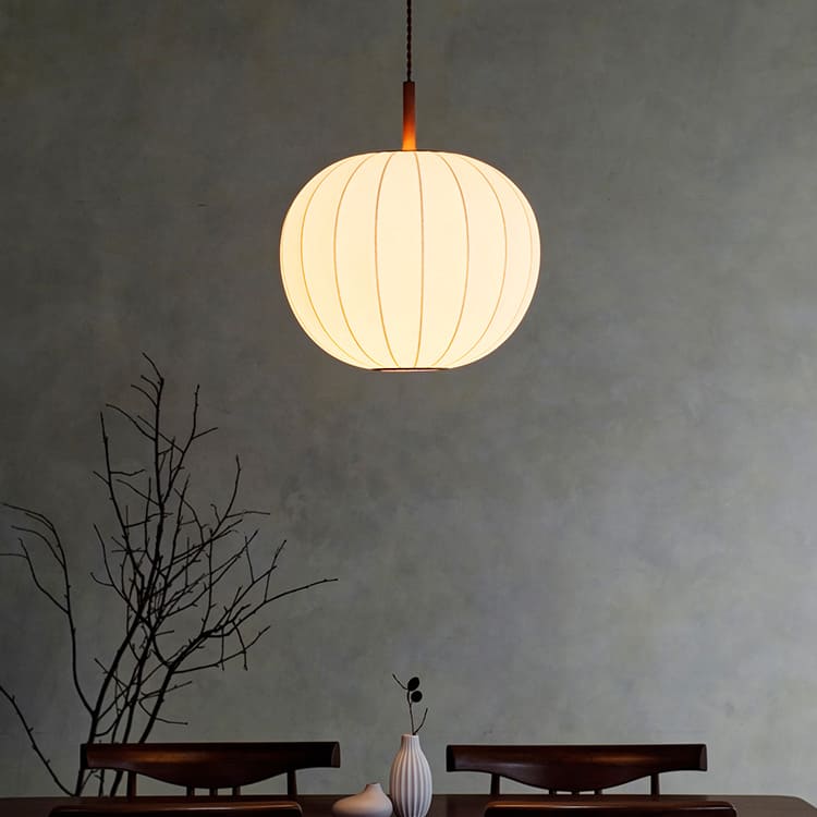 DETAILS シルクのようにしなやかな素材を用いた、素朴で柔らかな光を灯すペンダントライト「Falk (ファルク)」。 心地よいカーブを描きながら膨らむフォルムは懐かしさも感じさせます。 POINT1 和紙のような素材感 点灯させると骨組...