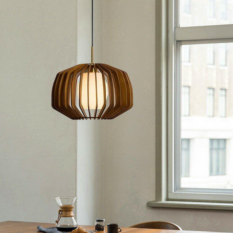 DETAILS ラテン語で「玉ねぎ」という意味の名を持つ、合計30枚ものプライウッドが連なるペンダントライト「Cebolla（セボラ）」。 ミルクガラス越しのやさしい光が広がると同時に、下方向にはダイレクトに光が届くようデザインされています...