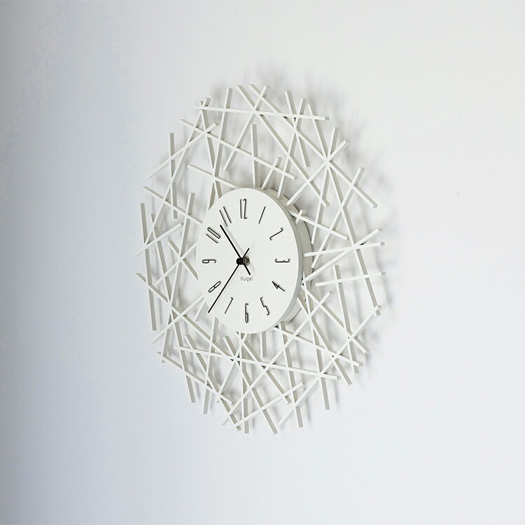 DETAILS・商品詳細 小枝をかき集めたようなデザインが特徴のレリーフのようなウォールクロック。 平面的な構造ながら、影が壁面に映し出されることで奥行きが生まれ、時間の経過とともに移り変わる美しい景色を楽しむことができます。 雪の結晶を連...
