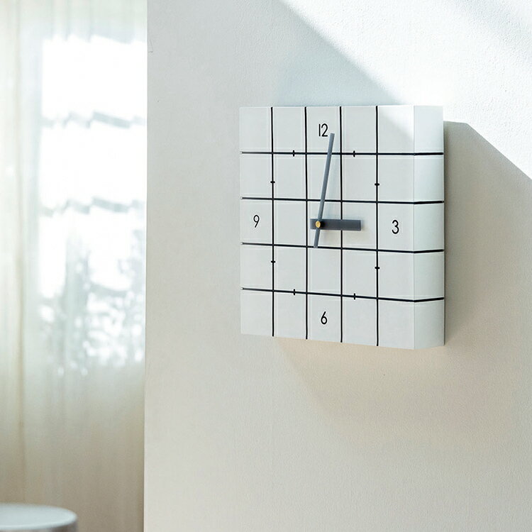 DETAILS・商品詳細 規則正しく並んだ直線が縦と横に走る方眼紙と、針の軌道が円形になるアナログ時計を掛け合わせた実験的なデザイン。 表現したかったのは、ふと図形に見えたり、その輪郭だけ切り取られて見えたり、2Dと3Dを行き来するような面...