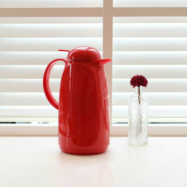 DETAILS 1909年創業のドイツの老舗魔法瓶メーカー「helios(ヘリオス)」の卓上の魔法瓶ジャグ。丸みを帯びたフォルムがクラシカルで親しみやすく、光沢のあるカラーリングも可愛らしい印象。 ハンドル上部のレバーでワンプッシュで注ぐこ...