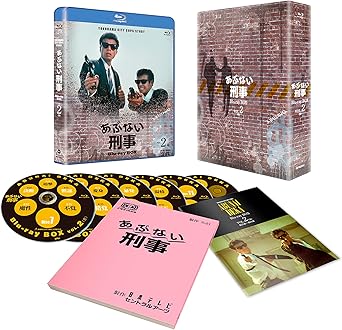 ●初回特典 ◆特製アウターケース ◆第51話「悪夢」復刻台本 ※現存する素材をもとに、縮小復刻したものです。 ●封入特典 ◆ブックレット(8P) 【解説】 舘ひろし演じる、鷹山敏樹“タカ"と柴田恭兵演じる、大下勇次“ユージ"──キザでクール...