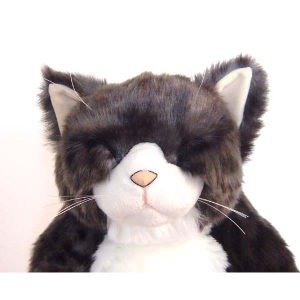 Cuddly猫ぬいぐるみソメゴロー麻布十番の小唄のお師匠さん宅に在住容姿端麗にして親分肌の性格から界隈のネコたちから絶大な人気を博す意外とさびしがり屋の面がありいつも仲間といっしょにいることを好む大好物の鰹節には目がない 素材の説明:ボア ...