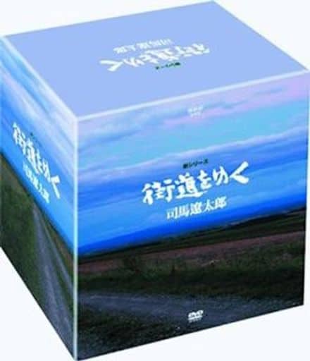 歴史への深い洞察力で数々の傑作小説を生み出してきた作家・司馬遼太郎による紀行番組 「街道をゆく」 をDVD-BOX化。司馬遼太郎が訪ね歩いた日本国内61街道、海外11街道の風土と歴史の中から、日本と日本人、世界のあり様を見出していく。 ●特...