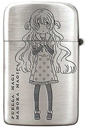 本体サイズ :タテ5.9cm x ヨコ3.6cm 『劇場版 魔法少女まどか☆マギカ [新編] 反逆の物語』より、ベベと百江なぎさのライターをリリース。アメリカの老舗ライターメーカー「RONSON」のオイルライターを使用し、表面はべべ、裏面は...