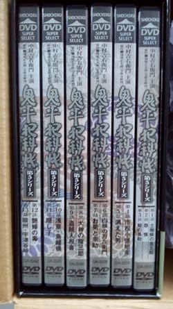 商品紹介 池波正太郎原作、中村吉右衛門主演の人気時代劇「鬼平犯科帳」シリーズ第5弾。江戸時代後期に実在した「鬼平」こと火付盗賊改方長官・長谷川平蔵の活躍を描く。第5シリーズをDVD6枚に収録したDVD-BOX。 【特典】 豪華特製BOX、出...