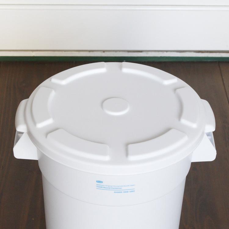 もともとアメリカRubbermaid社の生産を行っているメーカーTrustの新ブランド「THOR ソー」のラウンドコンテナ用のフタです。 コンテナそのままでもご使用いただけますが、フタをプラスすることでより一層の使い勝手。 単純に屋外でゴミ...