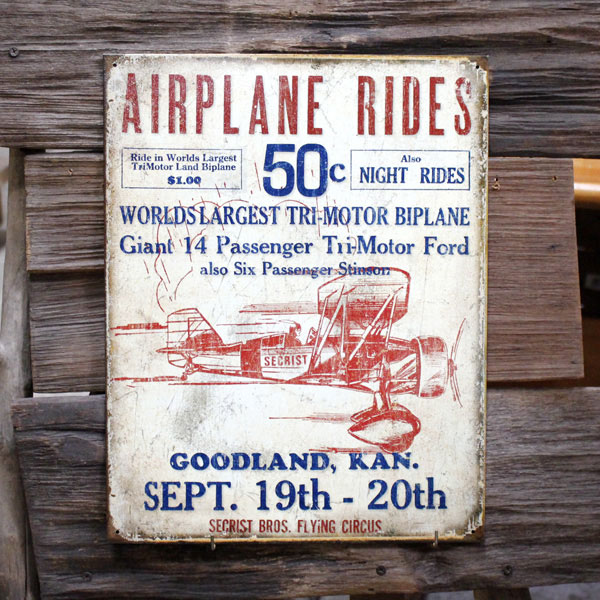 お部屋をアメリカンな雰囲気にで飾るならやっぱりMADE IN USAのメタルサインがお勧め！ 本格的なアメリカンデザインは飾った側からレトロな雰囲気が楽しめるヴィンテージデザイン。 長らく飾ってあった看板をイメージした錆び風のイラストは、ど...