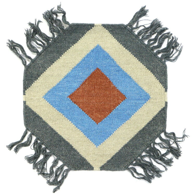 Octagon（八角形）型のコットンウールラグです。 サイズは、幅50×奥行き50cm。 ウール80％とコットン20％素材のラグは丈夫でしっかりとしています。 配色も絶妙に良い感じで、四隅に長めのフリンジをきかせることでタペストリーのような...