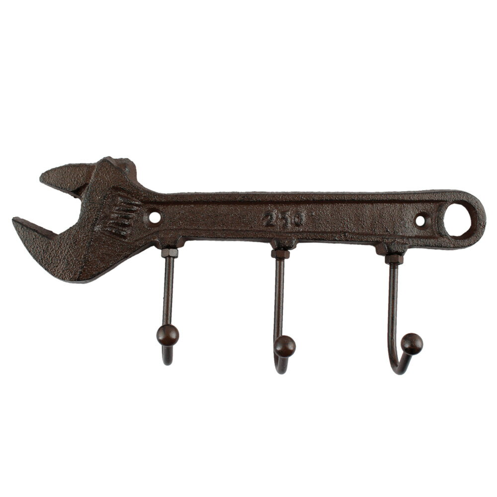 男心くすぐる壁掛けフック『ウォールマウント 工具型フック スパナ 』です。 鋳鉄で出来たビンテージ感たっぷりのフックは、立体感もありまるで本物のスパナのよう。 3カ所付いたフック部分に鍵やエプロン、帽子、工具など吊り下げて散らかりがちな小物...