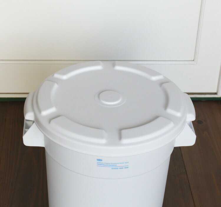 もともとアメリカRubbermaid社の生産を行っているメーカーTrustの新ブランド「THOR ソー」のラウンドコンテナ用のフタです。 コンテナそのままでもご使用いただけますが、フタをプラスすることでより一層の使い勝手。 単純に屋外でゴミ...