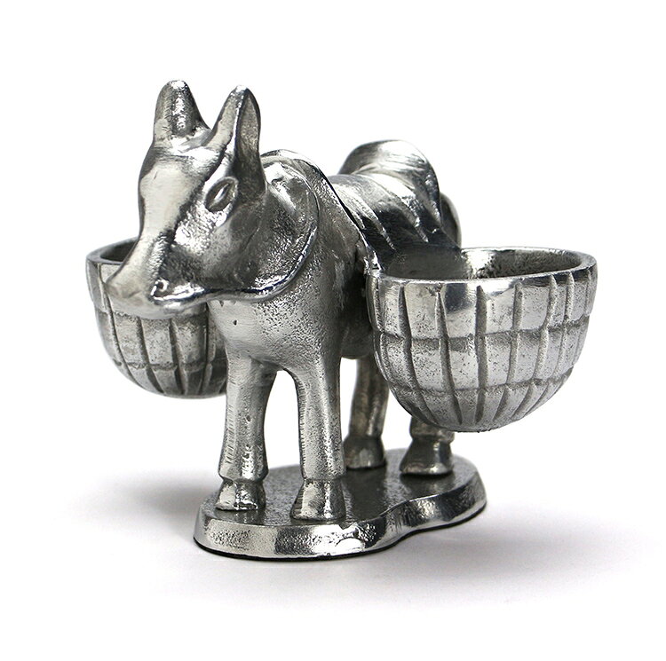 ロバをモチーフにしたアルミ製の小物入れ『Donkey And Backet Gold ドンキーアンドバスケット』です。 山岳地帯などの遊牧民にとって険しい道を進むためにロバは大変貴重なパートナー。両脇にはバスケットを載せゆっくり歩く姿をアル...