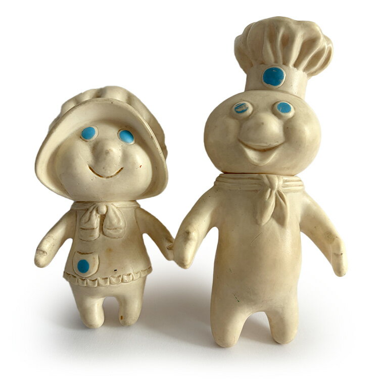 アメリカの老舗製粉会社「Pillsbury（ピルズベリー）」の人気キャラクター、“Poppin Fresh（ポッピン・フレッシュ）”と妻の“Poppie Fresh（ポッピー・フレッシュ）”のヴィンテージソフビセットです。 日本では「ドゥボ...