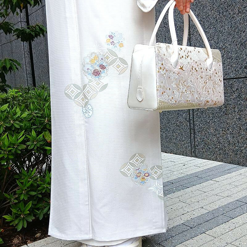 ========商品説明======== 吉祥文様を代表する七宝紋を上品に置いた静かなエレガントを表現頂ける絽の付け下げです。 夏衣は一枚で着回しのきくものをお勧めしています。 帯次第で日常のちょっとしたお席に、あるいは袋帯でフォーマルにも...