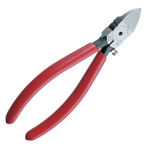 仕様一覧 全長 156mm 先端長 20.6mm 柄幅 53mm 頭部厚 10.5mm 先端角度 15度 重量 130g 材質 Cr.V70C鋼 切断能力 プラスチック専用 刃先形状 フラット バネ コイルスプリング ※記載内容の仕様及び外...