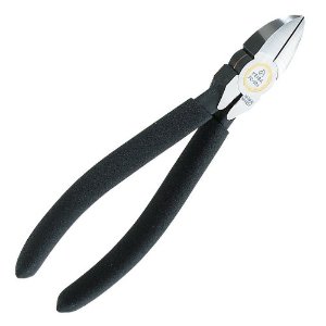 商品詳細●先端は挟みやすいセレーション加工 ●錆びても滑らか ●連続開閉耐久テスト後も、びくともしない強靭な構造 仕様一覧 全長 163mm 先端長 22mm 柄幅 51mm 頭部厚 11mm 先端角度 15度 重量 165g 材質 Cr....