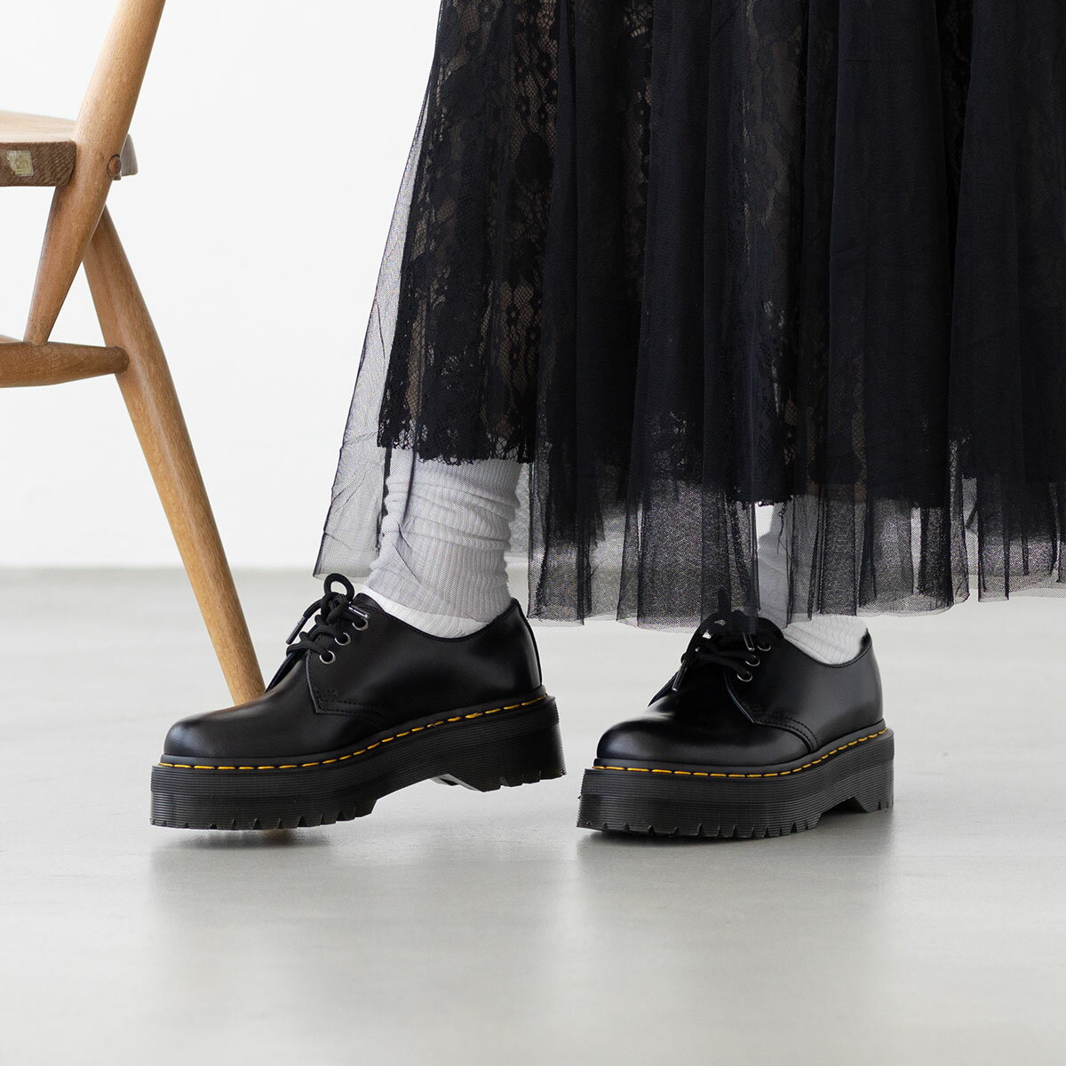 メーカー希望小売価格はメーカーサイトに基づいて掲載しています*ドクターマーチン 革靴 ユニセックス 定番 * 名作革靴を厚底スタイルに再構築。 POLISHED SMOOTH 1461 QUAD ミュージシャンや芸術家、海外セレブからアウト...