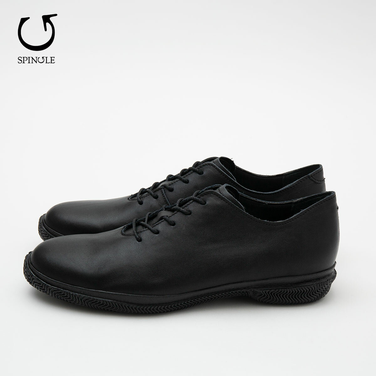 ミニマルなビズスニーカー。 職人の丁寧な手仕事で生み出される純国産スニーカー「スピングル」。こちらはビジネス向けコレクションのホールカットモデルです。 革を鞣す段階で撥水加工することで優れた性能が持続する「撥水レザー」を採用。弾性・耐久性・...
